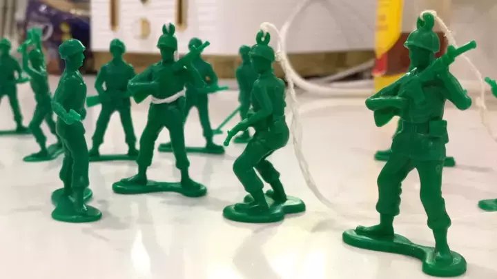 Green Plastic Army Men: Para-dupers